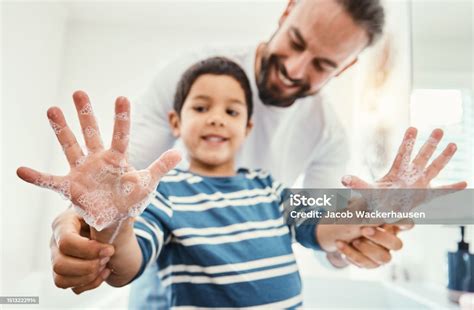 손 비누 아버지는 집에서 위생 웰빙 및 건강 관리를 위해 욕실에서 소년과 함께합니다 가족 스킨케어 아이의 미소를 지닌 아빠는 물