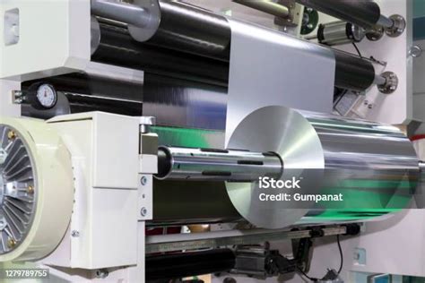 식품 공장에서 자동 포장 기계에 식품 포장 알루미늄 호일 롤 산업 및 기술 개념 호일에 대한 스톡 사진 및 기타 이미지 호일 포장 알루미늄 Istock
