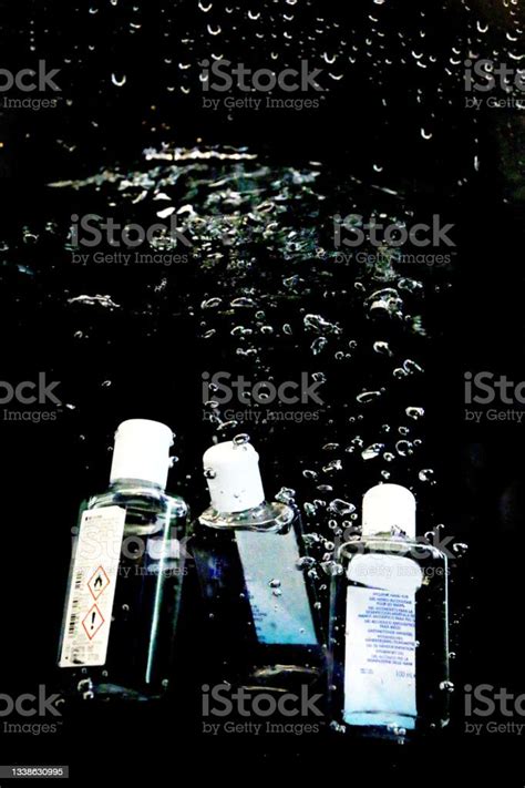 손 소독제 의 세 플라스틱 병의 이미지는 검은 배경에 물 거품과 튀는 물 방울 위생 개념 3가지 개체에 대한 스톡 사진 및 기타 이미지 Istock