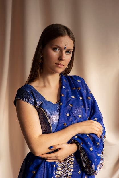 Retrato De Uma Linda Mulher Vestindo Roupa Tradicional De Sari Foto