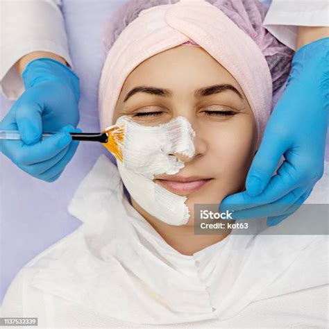 미용실에서 젊은 여자의 얼굴에 마스크를 적용 하는 미용사 여자에 대한 스톡 사진 및 기타 이미지 여자 페이셜 마스크 가꿔주기 Istock