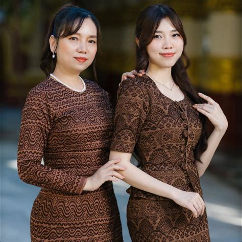 အောင်ဇမ္ဗူတို့ စမ်းရေမိုးတို့ဆိုတာ ဒါပြောတာလား😄 မြသလွန်ဘုရားပွဲတုန
