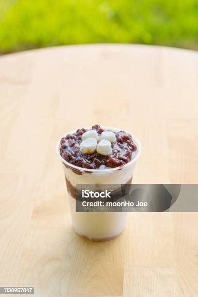 빙 수 팥 아이스 디저트 그것 의 팥 페이스트 우유 아이스크림 끈 적 한 떡 과일 칵테일 및 면도 얼음에 같은 물건 그것은 S 달 콤 하 고 매우 상쾌 빙수에 대한 스톡