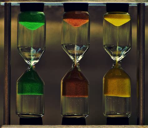 무료 이미지 시각 색깔 계시기 분 와인 병 유리 병 조로 이상한 거꾸로 모래 시계 과도 현상 잘못된 어지러 울 세계 시제 다 써 버리다 시간의