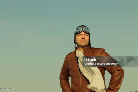 가죽 모자 스카프와 비행 안경빈티지 조종사 역사적인 파일럿 의류에 있는 남자의 초상화 World War Ii에 대한 스톡 사진 및 기타 이미지 World War Ii