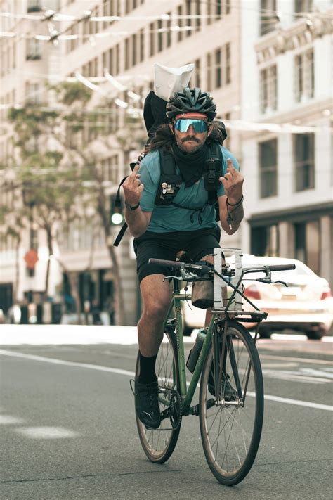 자전거를 타는 사람 사진 Unsplash의 무료 마켓 스트리트 이미지