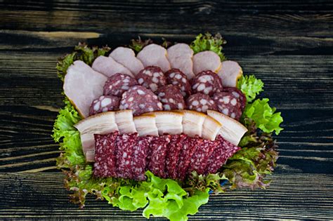 맛있는 살라미 얇게 썬 햄 소시지 토마토 샐러드 야채를 곁들인 음식 트레이 엄선된 고기 플래터 소시지와 절인 고기 절단 고기에 대한 스톡 사진 및 기타 이미지 Istock