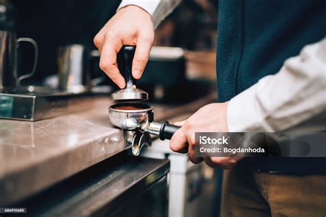바리 스타 술집 바 및 레스토랑 커피가 게에서 라 떼 거품과 신선한 커피를 준비 하는 커피 기계를 사용 하 여 구이에 대한 스톡