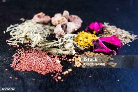 건조 허브와 식물 나무 배경에 금속 바구니에 공간에 복사 합니다 허브 의학입니다 약초 치료 가꿔주기에 대한 스톡 사진 및 기타 이미지 Istock