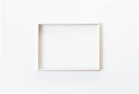 회색 사진 프레임은 흰색 배경의 중앙에 있습니다 상단 지점에서보기 공간을 복사합니다 0명에 대한 스톡 사진 및 기타 이미지 0명 개념 금속 Istock