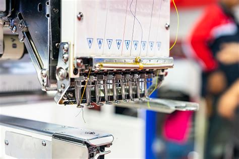 바늘과 현대적이 고 자동 첨단 기술 바느질 또는 자 수 기계 섬유의류 의류 산업에서 제조 프로세스를 만드는 스레드 섬유에 대한