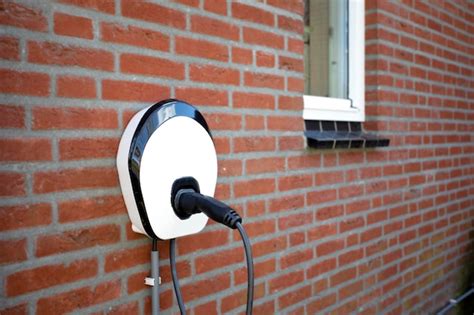 현대 기술 Ui 제어를 통해 전기 자동차 Ev 자동차에 전원을 충전하는 전원 케이블 펌프 플러그 프리미엄 사진