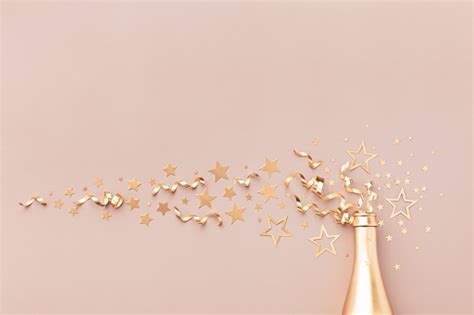 황금 샴페인 병 색종이 별 휴일 장식 및 플랫 레이 스타일의 파티 깃발이 있는 축제 배경 크리스마스 생일 또는 새해 카드 배경 주제에 대한 스톡 사진 및 기타 이미지
