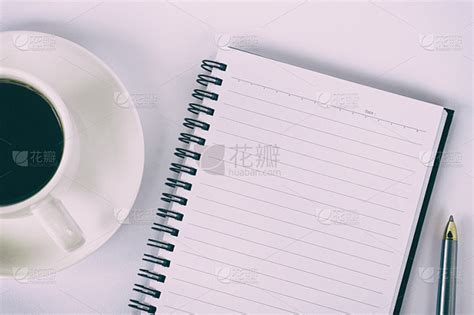 咖啡笔记本和笔