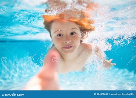 Sommarungar I Vatten I Poolen Under Vatten Lustiga Barn Under Vatten