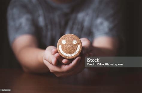 긍정적 인 사고 방식 개념을 위해 둥근 나무 블록에 화면을 인쇄하는 미소 얼굴을 들고있는 손 개념에 대한 스톡 사진 및 기타 이미지 Istock