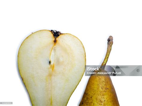 배가 반으로 자른다 육즙이 많은 과일의 펄프 흰색 배경에 노란색 배 원시 음식 애호가를위한 음식 과일 풍부 0명에 대한 스톡 사진 및 기타 이미지 Istock