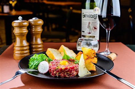 원시 맛 있는 쇠고기 타르 타르에 접시에 토스트와 계란 노 른 자 건강한 식생활에 대한 스톡 사진 및 기타 이미지 건강한 식생활 계란 노른자 고기 Istock