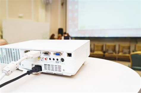 방송 비디오 프레 젠 테이 션을 준비 테이블에 화이트 프로젝터 교실에 대한 스톡 사진 및 기타 이미지 교실 교육 기업 재무와 산업 Istock