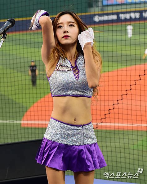 치어리더 정인아 시선 사로잡는 미모 포토