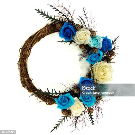 화환 꽃 구성 배경 흰색 배경에 파란색과 흰색 꽃 장미 패턴 프레임 맨 위 보기입니다 공간을 복사합니다 0명에 대한 스톡 사진 및 기타 이미지 Istock