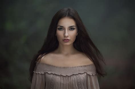 배경 화면 야외 여성 여자들 초상화 긴 머리 갈색 머리의 벌거 벗은 어깨 뷰어를보고 사진술 닫다 흑발 유행 아이 라이너 수퍼 모델 소녀 아름다움