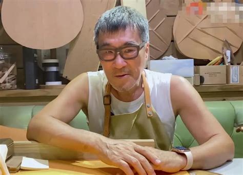 63歲李宗盛近照曝光！穿背心胳膊十分粗壯，頭髮花白身後一堆木板 ＊ 阿波羅新聞網