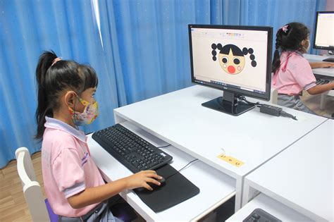 กิจกรรมเสริมหลักสูตร คอมพิวเตอร์ ชั้นอนุบาล 2 ในสัปดาห์ที่ผ่านมาเด็กๆ เรียนรู้การสร้างสรรค์