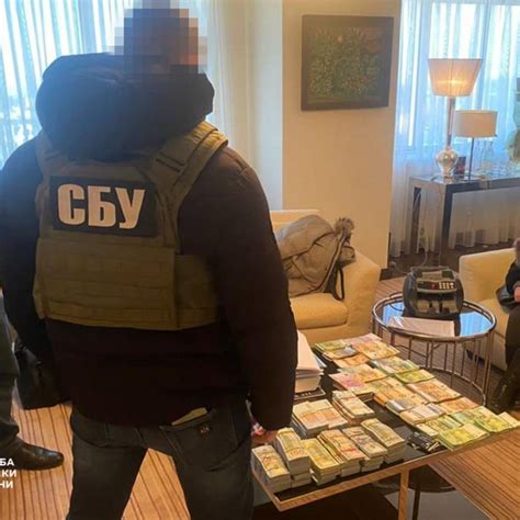 Майже 600 тис доларів готівкою що вилучило СБУ під час обшуків Insider Media