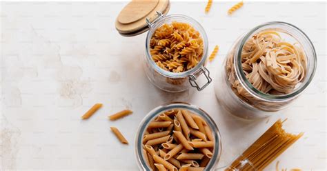 파스타 면과 나무 숟가락으로 가득 찬 세 개의 유리병 사진 Unsplash의 파스타 이미지