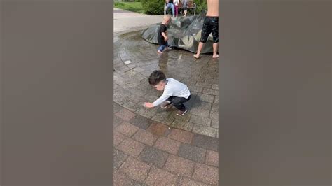 طفل يلعب ماء Youtube