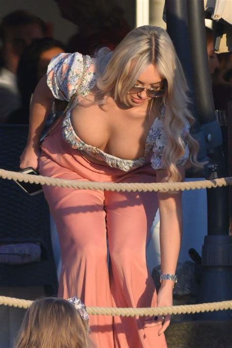 Photo Amber Turner Braless Boobs Showing Nice Cleavage Bending Over Seen By Paparazzi