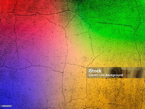 빨강 파랑 초록 노랑 분홍색 배경입니다 그라디언트 다채로운 추상 거친 질감 균열이있는 착색 된 벽 디자이너를 위한 텍스트 공간이 있는 아름다운 배경 0명에 대한 스톡 벡터