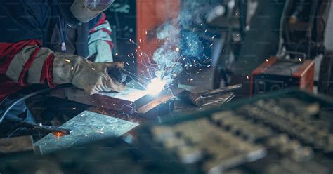 제조소에서 일하고 블로어를 사용하는 동안 보호 마스크를 착용하는 심각한 용접공 사진 Unsplash의 용접공 이미지