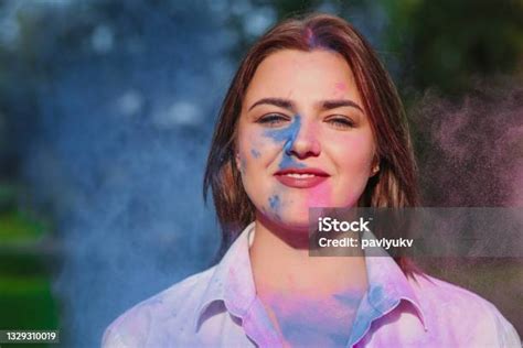 공원에서 폭발 블루 홀리 페인트와 함께 포즈를 취하는 짧은 머리와 멋진 미소 소녀 빈 공간 20 24세에 대한 스톡 사진 및 기타 이미지 Istock