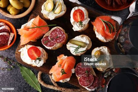 이탈리아 전채 와인 간식 세트입니다 다양 한 치즈 지중해 올리브 피 클 살라미 연어 토마토 양 인데 와인 안경에서 스페인 타파스 스낵에 대한 스톡 사진 및 기타 이미지