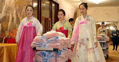 개별상봉 도시락 준비하는 북측 접대원들