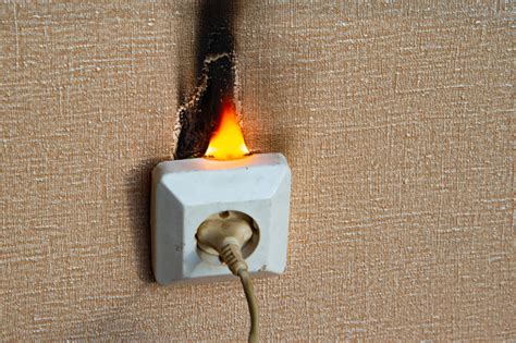 전기 배선 및 전기 콘센트의 화재 전기 배선이 잘못되면 화재가 발생합니다 0명에 대한 스톡 사진 및 기타 이미지 0명 깨짐 문제 Istock