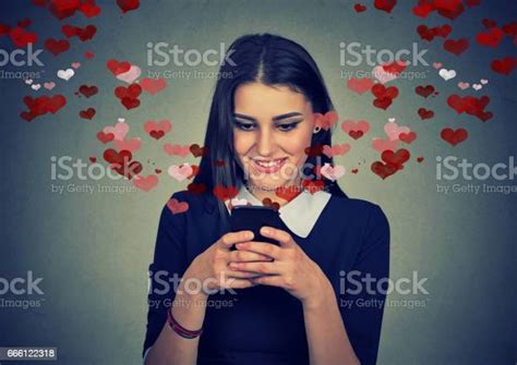 휴대 전화에 사랑 Sms 텍스트 메시지를 보내는 행복 한 여자 데이트에 대한 스톡 사진 및 기타 이미지 데이트 휴대폰 앱 경외감 Istock