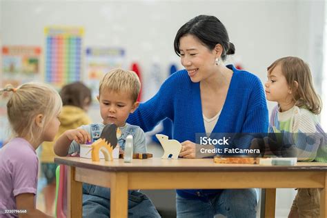 어린이집에서 교육용 놀이에 종사하는 어린 아이들을 지도하는 교사 2 3 살에 대한 스톡 사진 및 기타 이미지 2 3 살 30 34세 4 5세 Istock