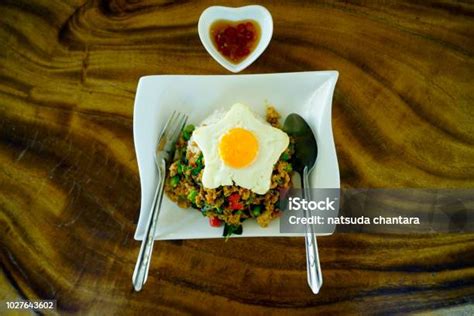 패드 카 프라 오돼지고기와 고추 나무 테이블에 이런 바 질 볶음 튀김 0명에 대한 스톡 사진 및 기타 이미지 0명 가정 주방 가정의 방 Istock