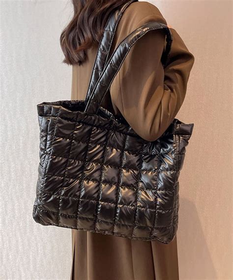 글로시 누빔 패딩 스퀘어 숄더백 빅백 블랙 실버