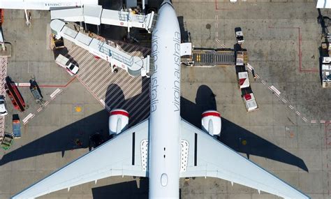 مردی وارد موتور روشن هواپیما شد ویدئو