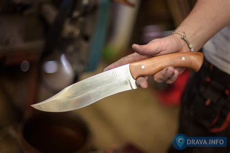 Foto Video Ivan Mlinar Vrlo Mlad Prihvatio Se Starog Zanata U Njegovoj Radioni Nastaju Noževi