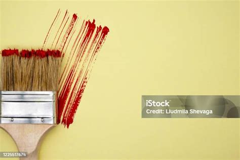 페인트와 브러시의 빨간색 줄무늬 노란색 배경입니다 텍스트를 위한 공간으로 공간을 클로즈업하여 복사 갈색에 대한 스톡 사진 및 기타 이미지 Istock