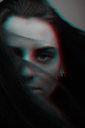 파란 눈을 가진 아름다운 여성이 Rgb 색상 효과 스타일의 머리카락으로 얼굴을 가립니다 18 19세에 대한 스톡 사진 및 기타 이미지 18 19세 3차원 형태 가리기