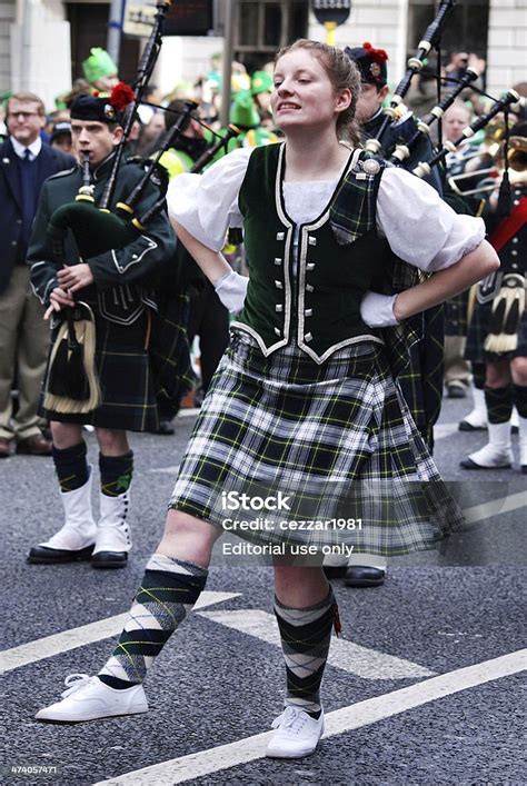 아일랜드 빨간 머리 억제하여 기미와 주근깨의 생성을 여자아이 댄스 St Patricks Day에 대한 스톡 사진 및 기타 이미지 St Patricks Day