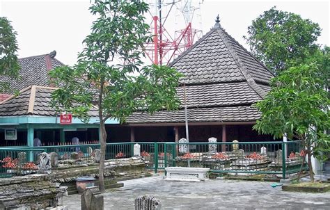 Makam Sunan Giri Dan Sunan Gresik Sebagai Wisata Religi