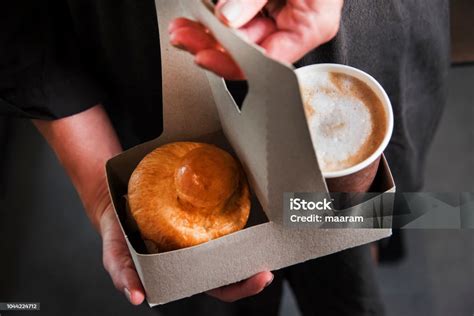 여자는 커피와 케이크 걸릴 멀리 카드 상자 바구니를 들고 있다 건강에 좋지 않은 음식에 대한 스톡 사진 및 기타 이미지 건강에 좋지 않은 음식 낮 달콤한 음식