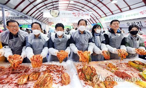 불우이웃돕기 김장 행사 연합뉴스